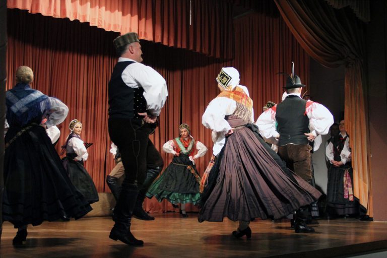 Športni dan za 4. razrede - Ljudski plesi - Osnovna šola Log - Dragomer